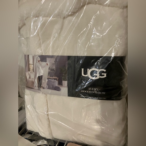 UGG | Bedding | Nwt Ugg Avery Hooded Throw In Whitesnow | Poshmark
